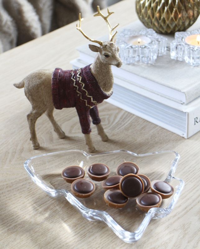 Reinsdyr med rød genser – julefigur 20 cm - Bua Dekor